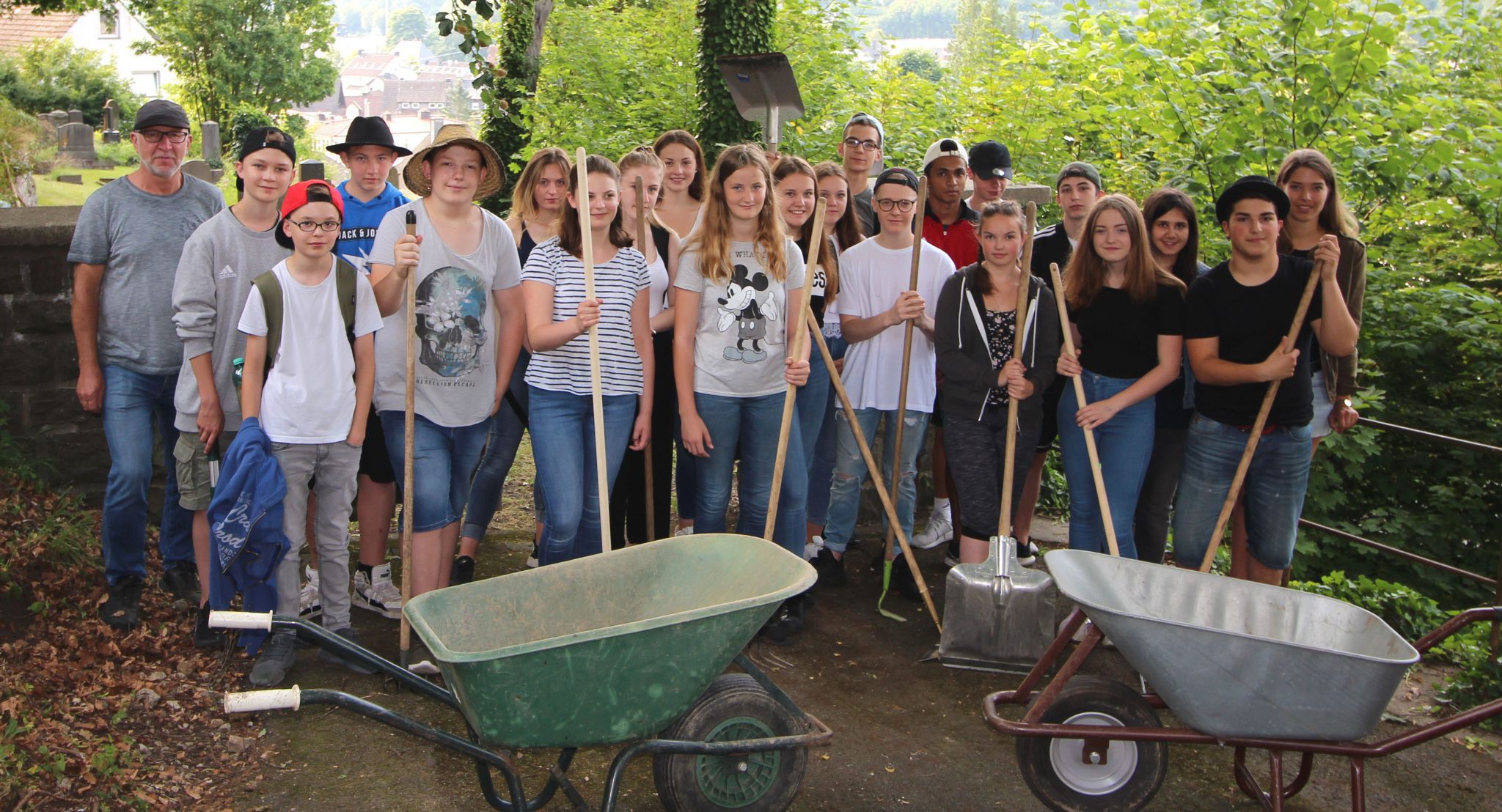 Realschüler pflegen jüdischen Friedhof | St. Ursula Realschule Attendorn